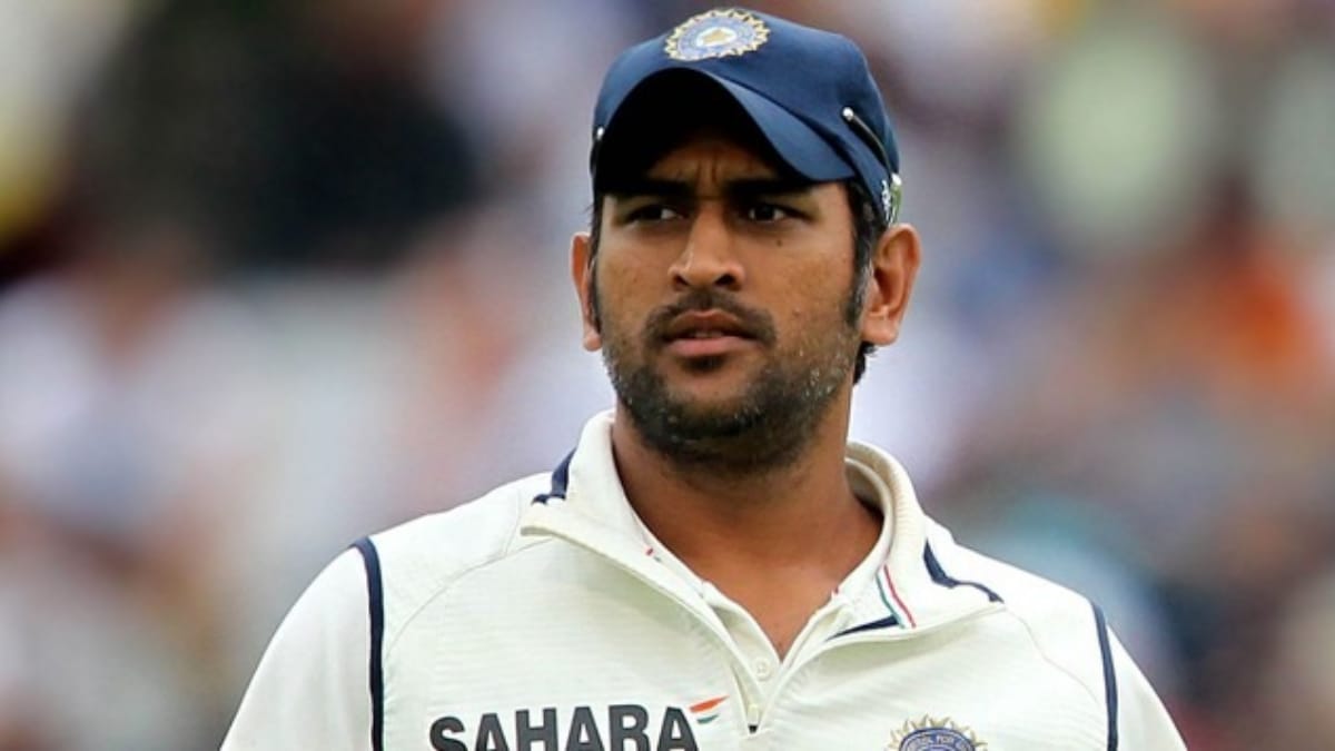 MS Dhoni wins the ICC Spirit of Cricket Award of the Decade for gesture ...