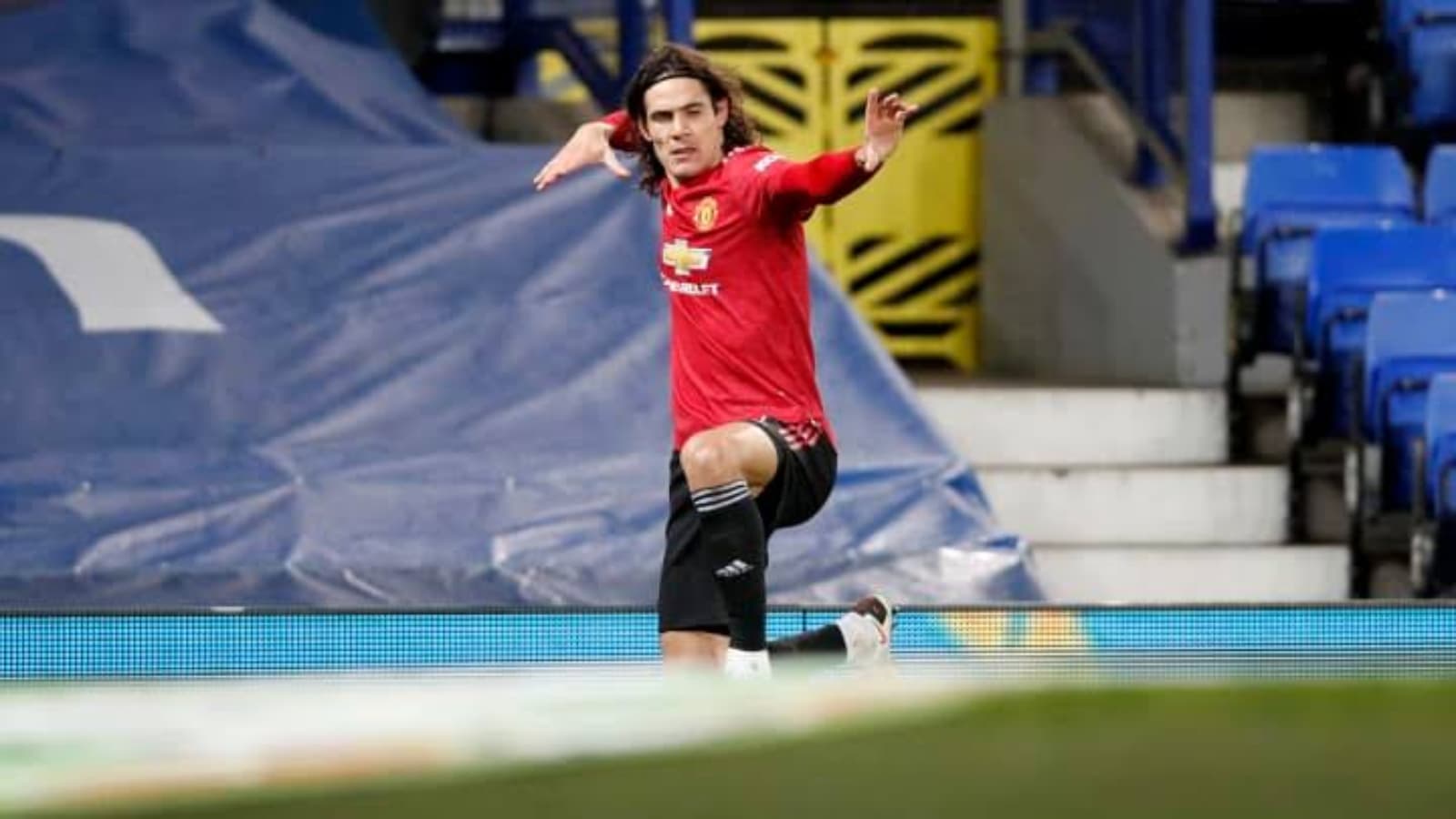 Edinson Cavani's unique bow and arrow celebration is finally explained ...