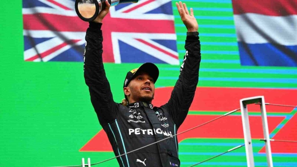 Lewis Hamilton flies off to Sossusvlei to lavishly enjoy his summer break