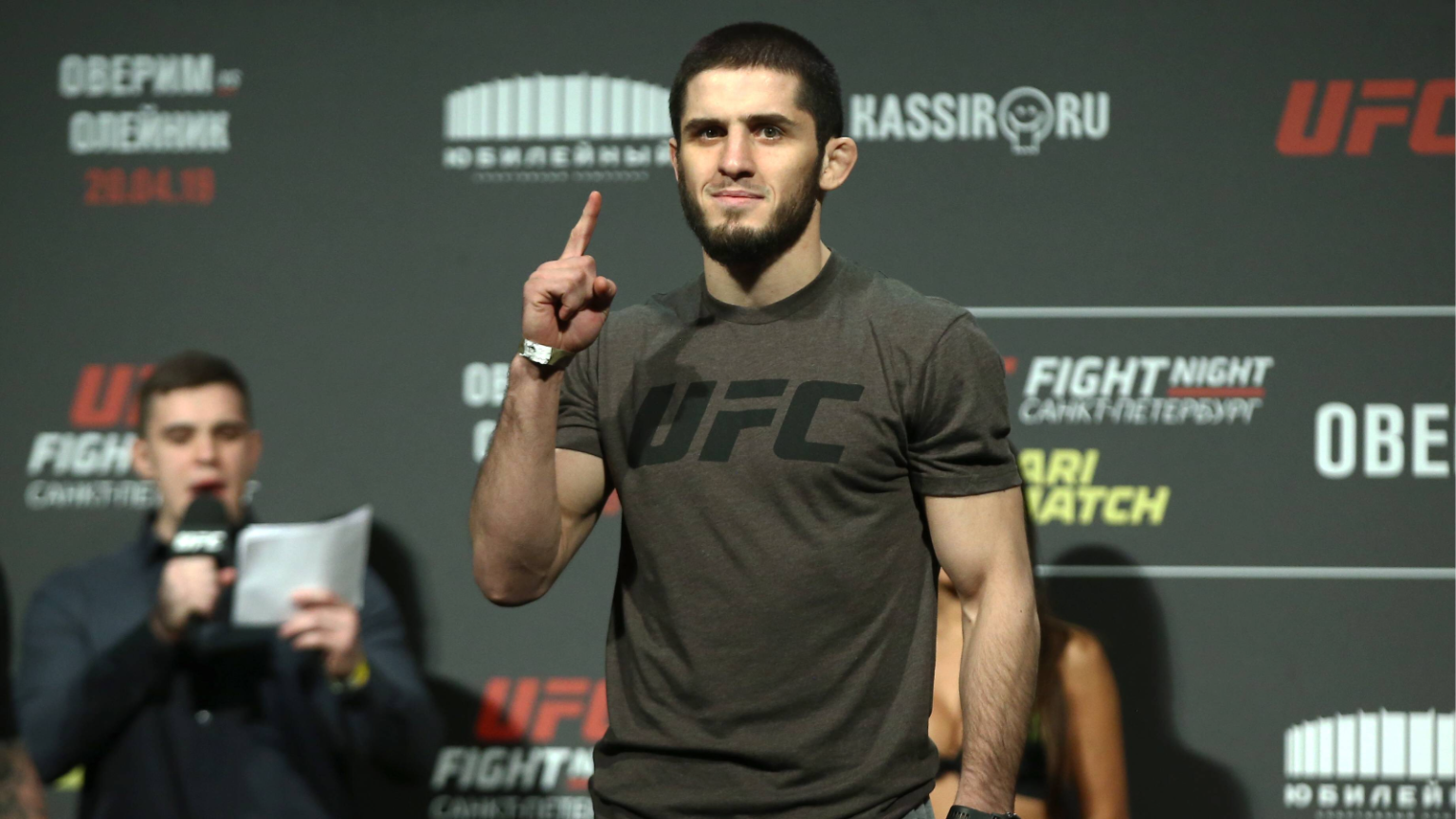 WATCH: UFC champ Islam Makhachev pulls off INSANE gymnastic move ...