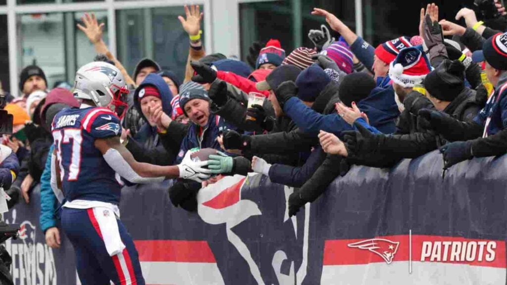 "Legendary display of composure" - Social media HAILS Patriots' fan for ...