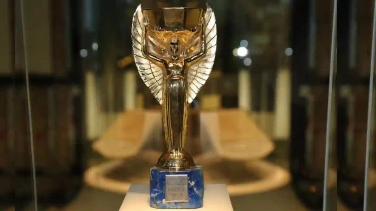Do winning teams get the original FIFA World Cup trophy?
