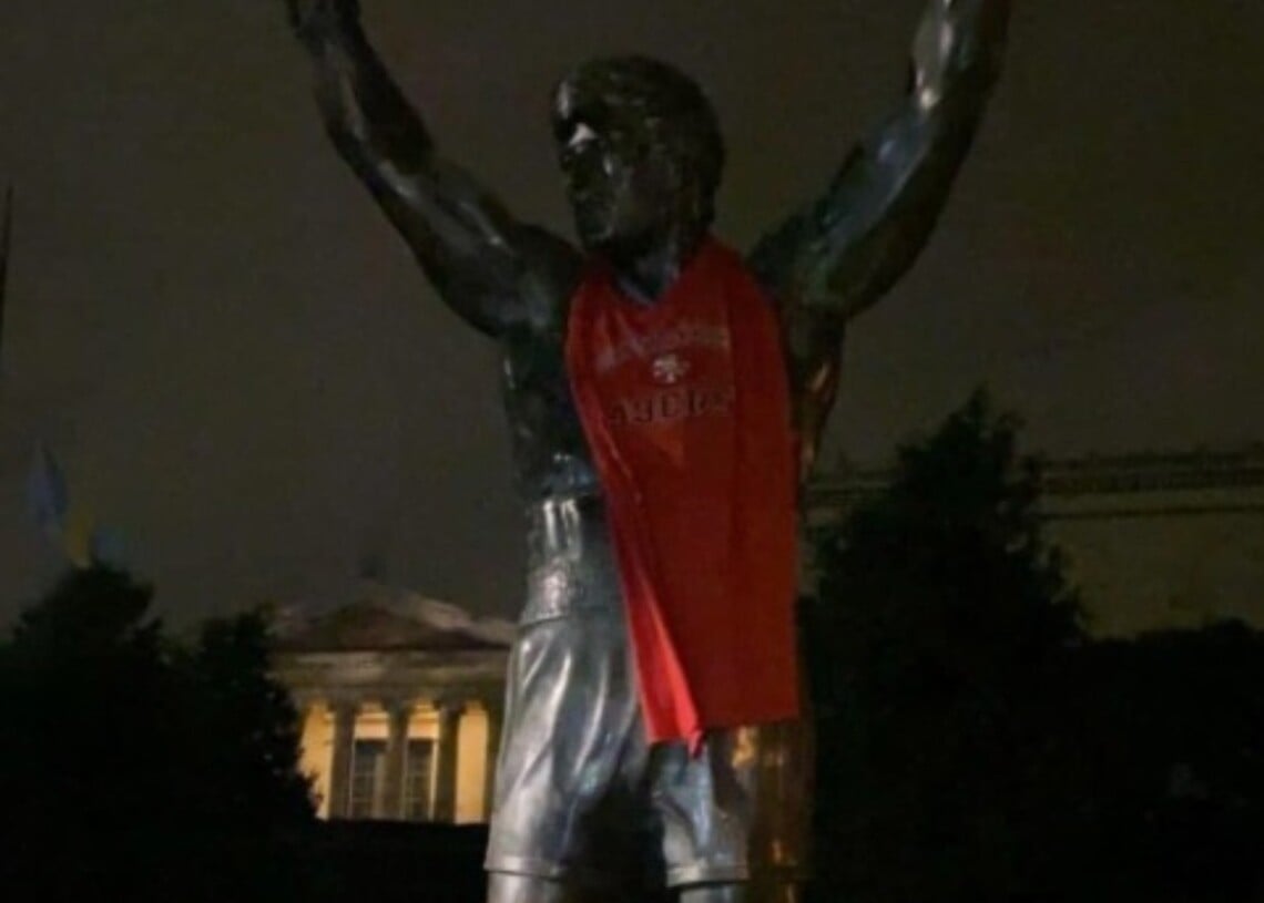 49ers fans use the ICONIC Rocky Balboa statue in Philadelphia to ...