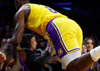 Watch: LeBron James being photographed by a big booty woman after he ...
