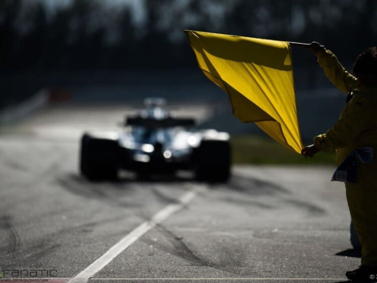 Blue Flag F1: What does blue flag in Formula 1 means?