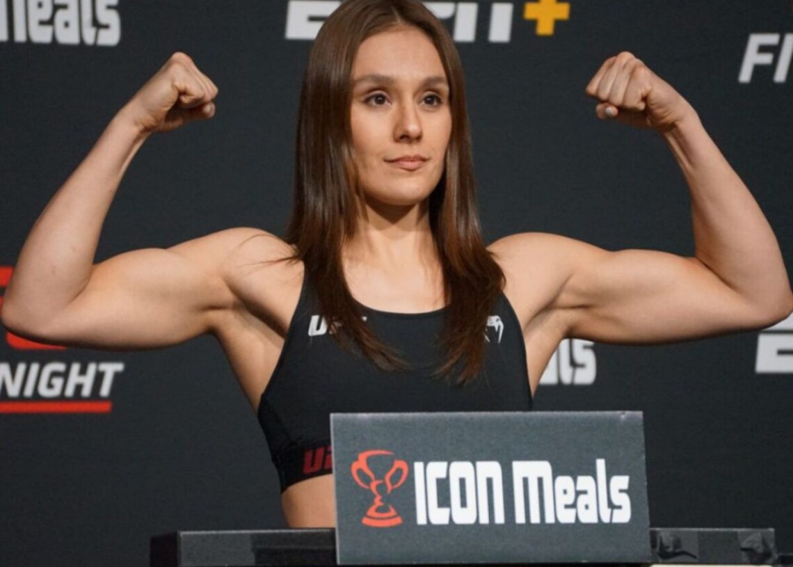 A fan requested Alexa Grasso to do something “weird”, and she did it!