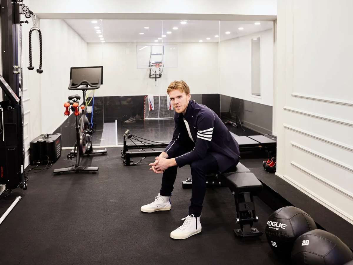 Where does Connor McDavid live? All houses owned by Connor McDavid