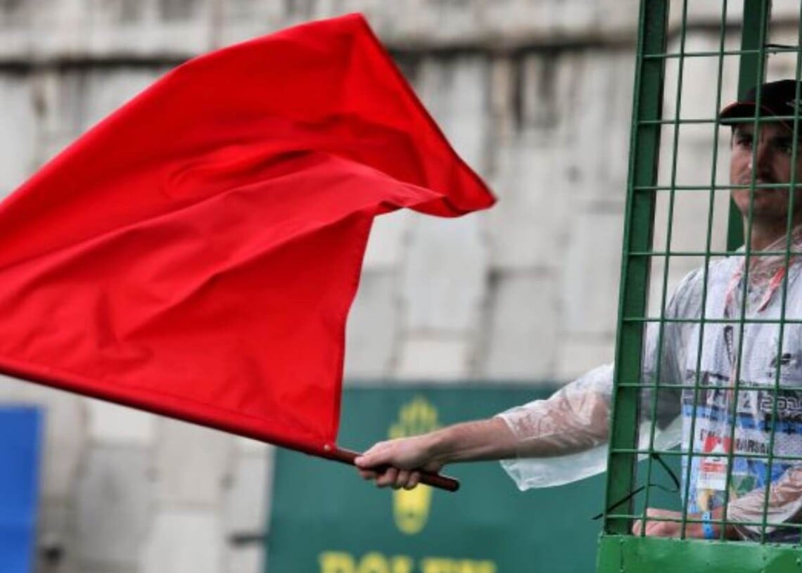 How do red flags work in Formula 1?