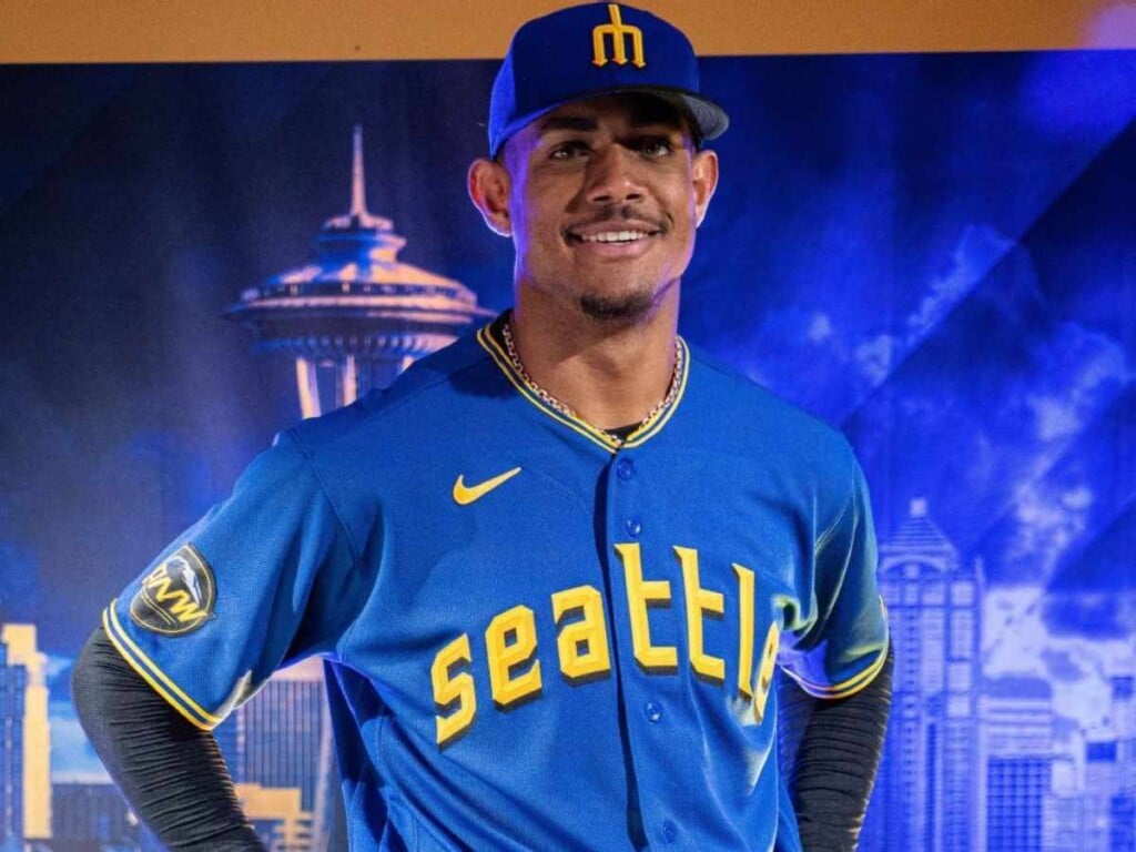 "I need that hat," MLB Twitter shower their love as Seattle Mariners ...