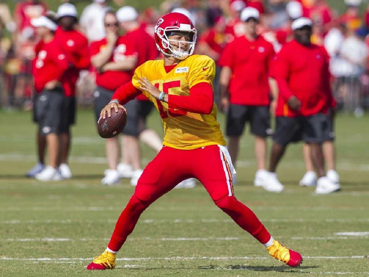 WATCH: Chiefs QB Patrick Mahomes EFFORTLESSLY hits a crossbar with a ...