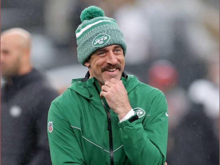 WATCH: Aaron Rodgers flaunts his STUNNING Christmas outfit before ...