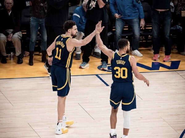 WATCH: Video of Klay Thompson ignoring Stephen Curry goes VIRAL amidst ...