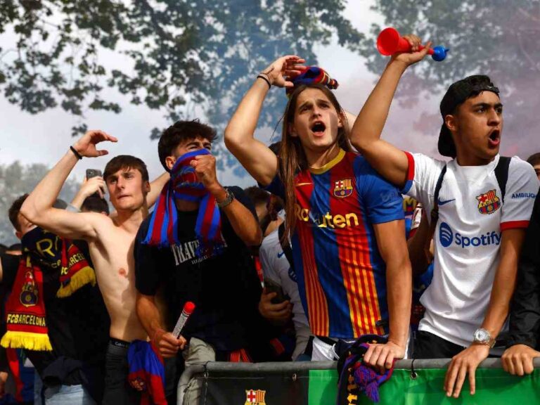 WATCH: Barcelona fans bizarrely throw stuff at their own bus thinking ...