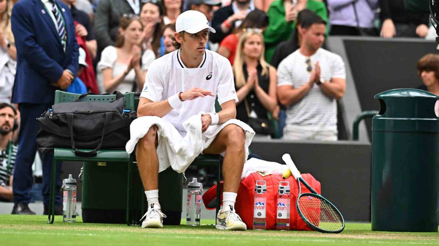 WATCH: Alex de Minaur gives 'concerning' reaction before Novak Djokovic ...