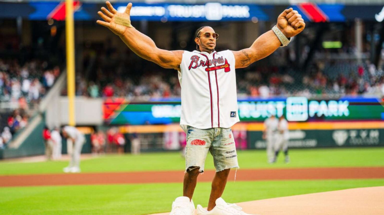 “Impressive as hell” - Ludacris’ first pitch with gigantic arms and ...