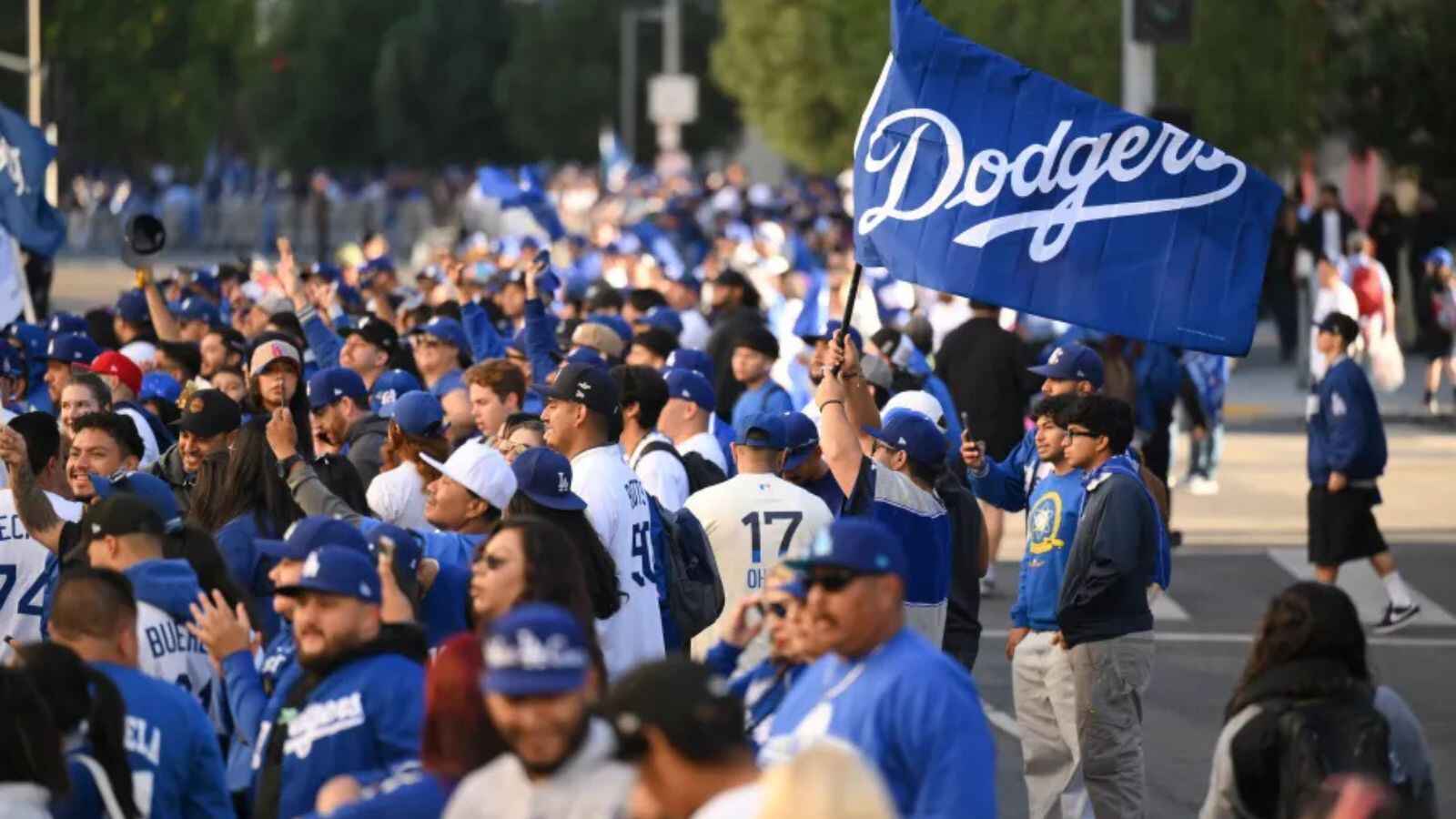 (Video) Dave Roberts twerking dance amuses LA fans at Dodgers parade