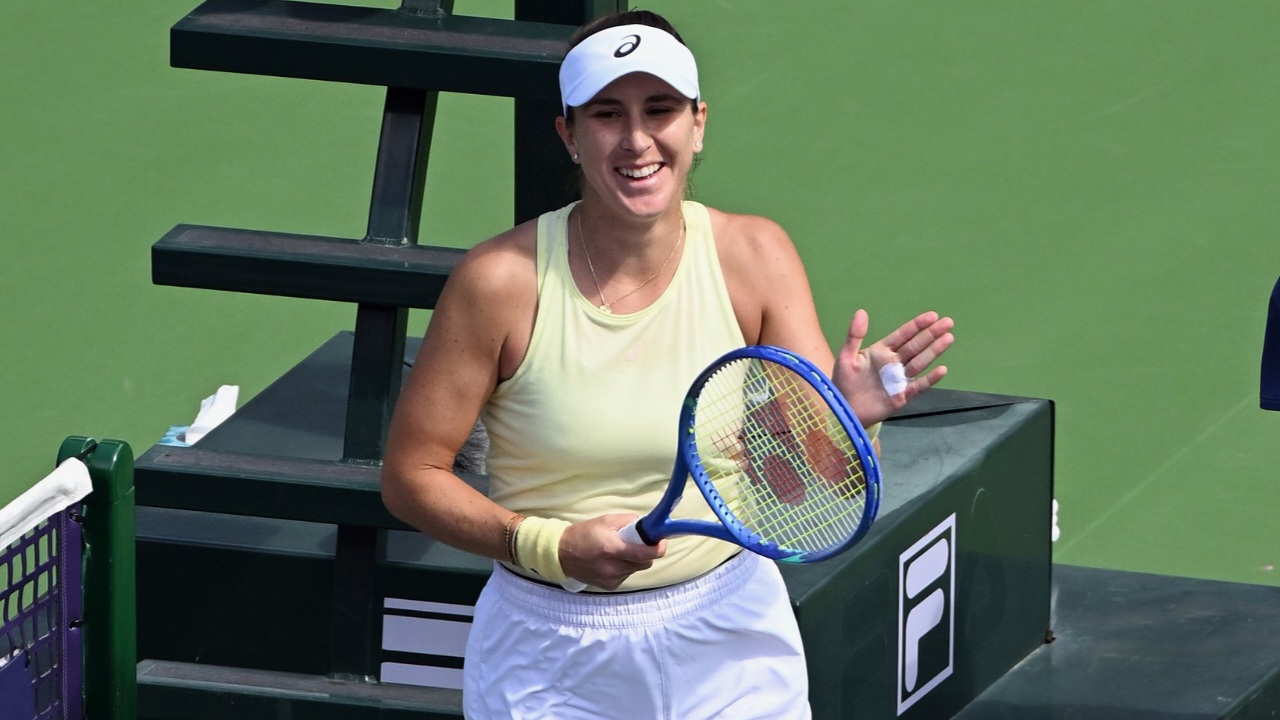 (Video) Belinda Bencic Cries Inconsolably in Stan Wawrinka's Arms After ...