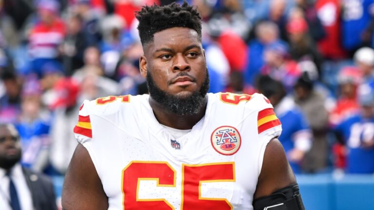 Trey Smith, who was franchise tagged, wants to continue with the Chiefs ...